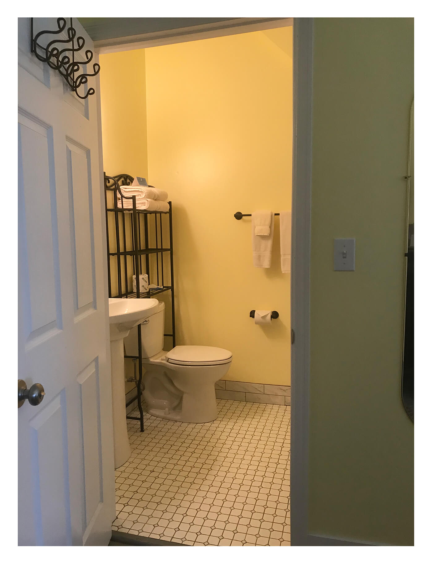 room36-toilet - Island Hotel
